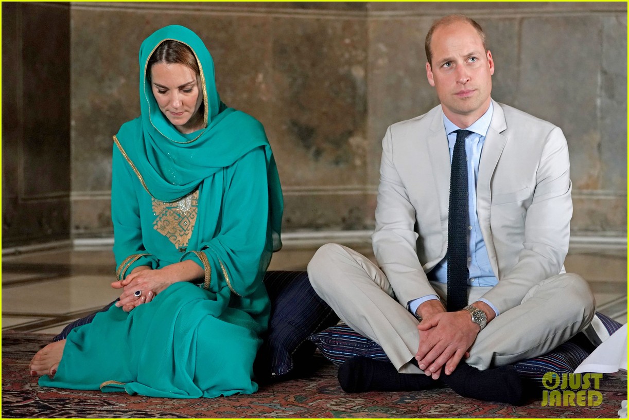 Kate Middleton Visits a Mosque in Pakistan in Traditional Attire with ...
