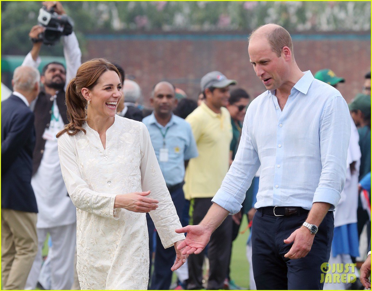 Kate Middleton Visits a Mosque in Pakistan in Traditional Attire with ...