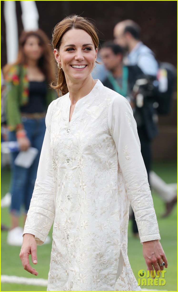 Kate Middleton Visits a Mosque in Pakistan in Traditional Attire with ...