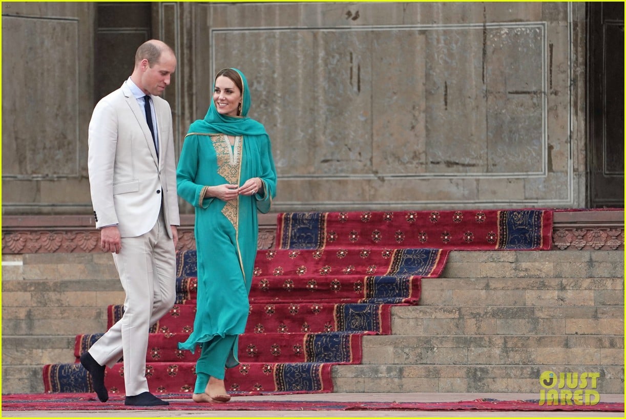 Kate Middleton Visits a Mosque in Pakistan in Traditional Attire with ...