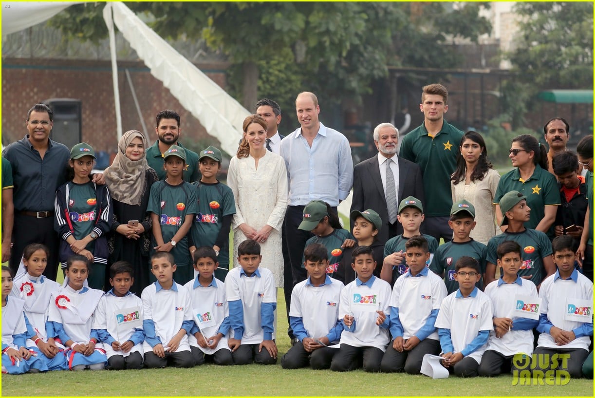 Kate Middleton Visits a Mosque in Pakistan in Traditional Attire with ...