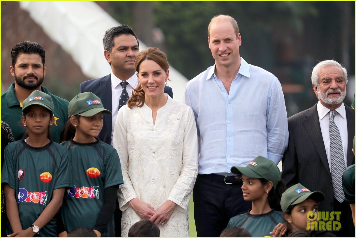 Kate Middleton Visits a Mosque in Pakistan in Traditional Attire with ...