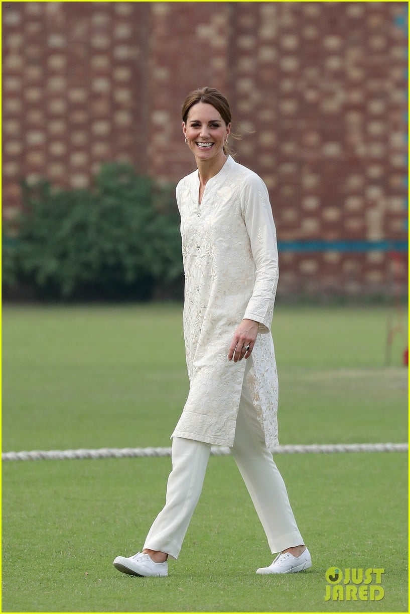 Kate Middleton Visits a Mosque in Pakistan in Traditional Attire with ...