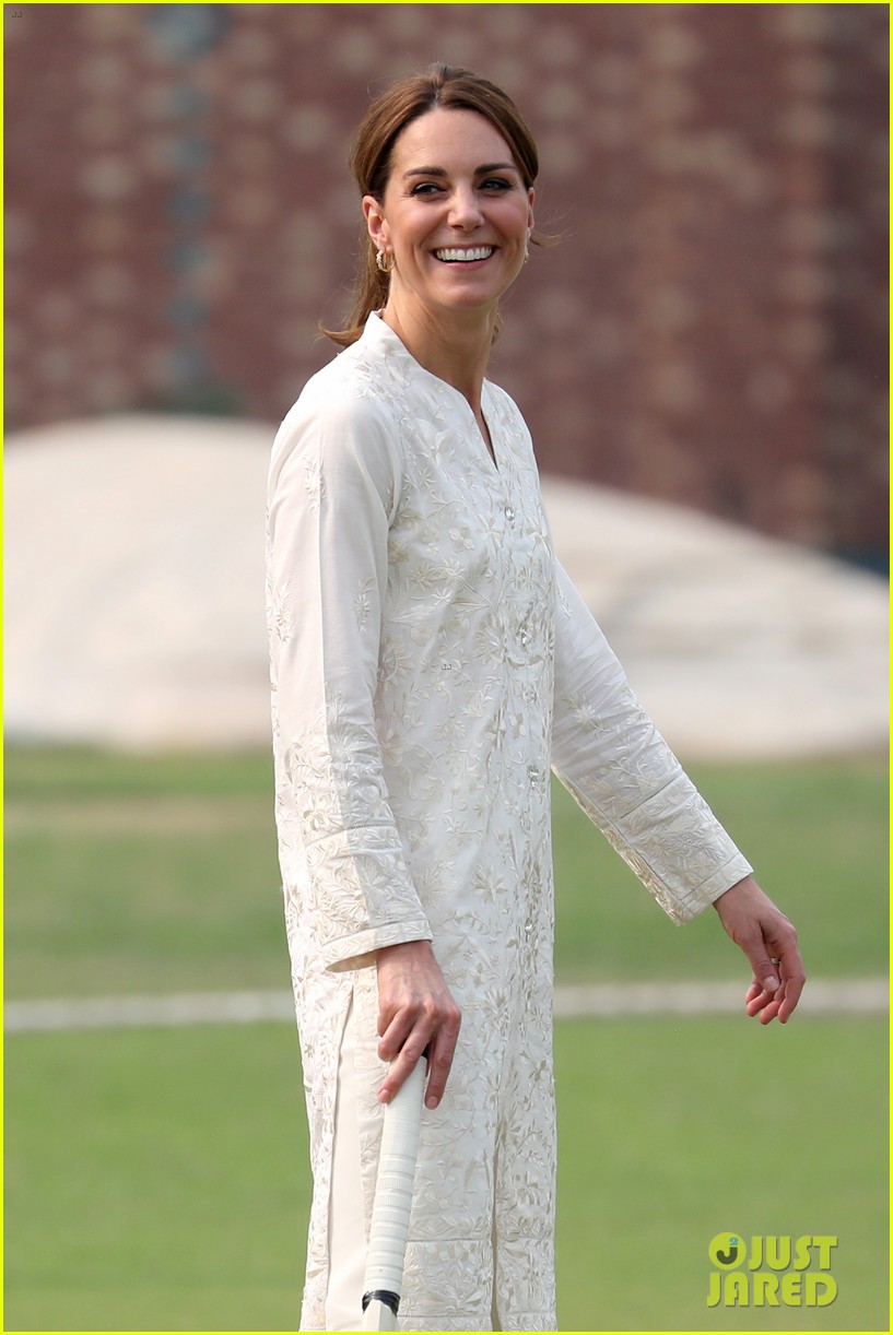 Kate Middleton Visits a Mosque in Pakistan in Traditional Attire with ...