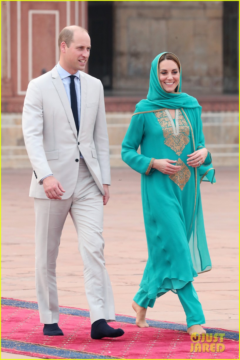 Kate Middleton Visits a Mosque in Pakistan in Traditional Attire with ...