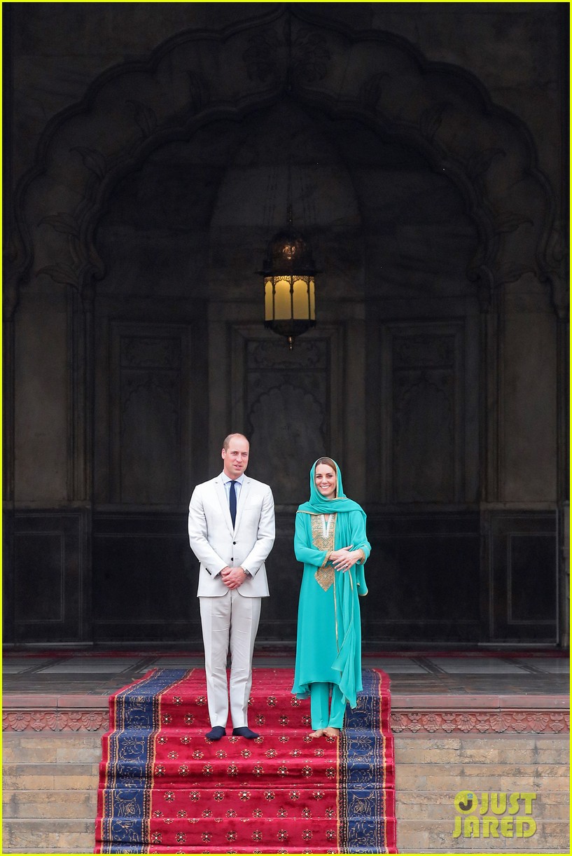 Kate Middleton Visits a Mosque in Pakistan in Traditional Attire with ...