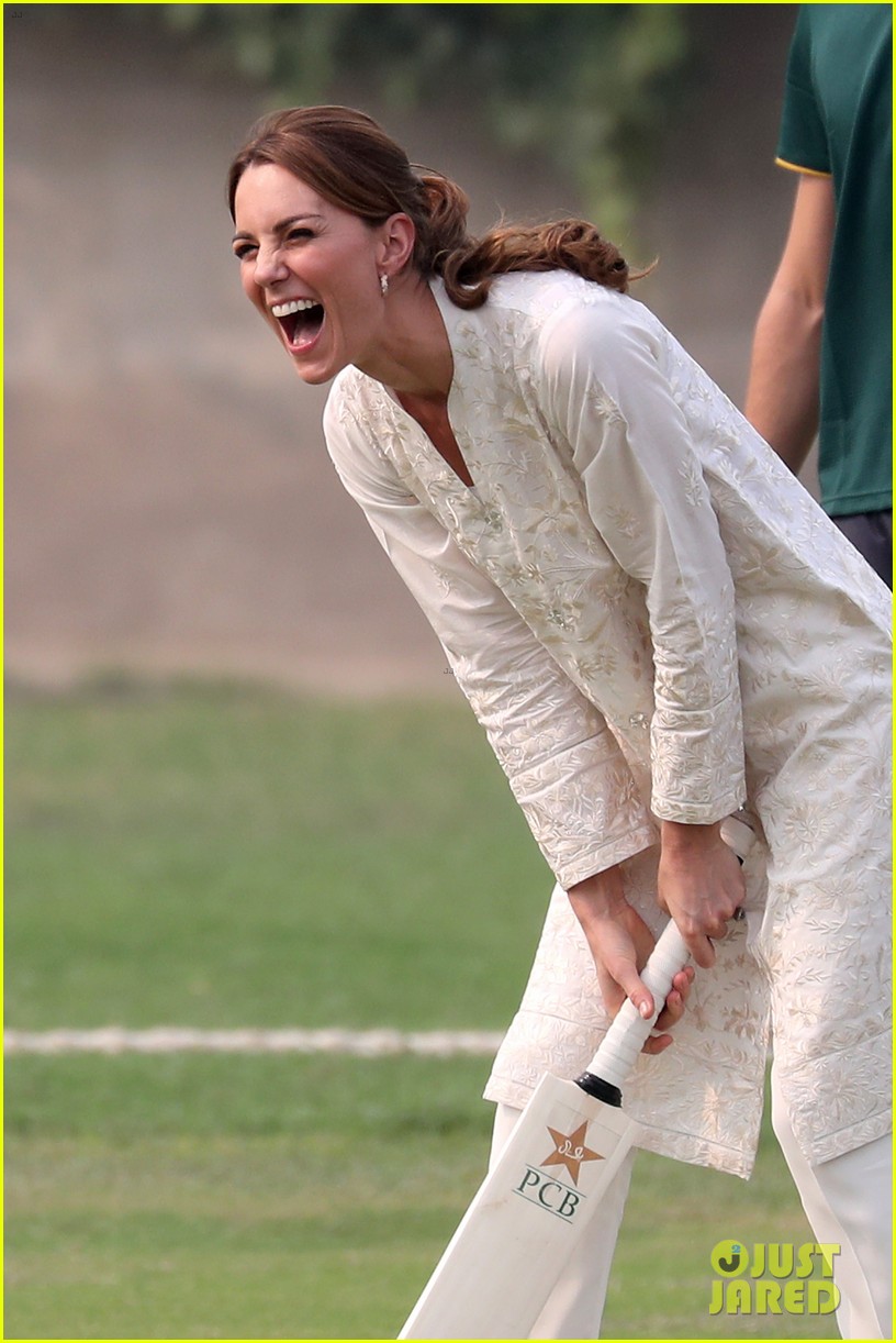 Kate Middleton Visits a Mosque in Pakistan in Traditional Attire with ...