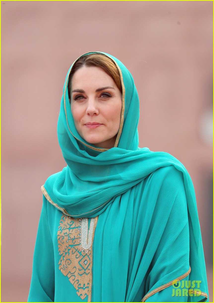Kate Middleton Visits a Mosque in Pakistan in Traditional Attire with ...