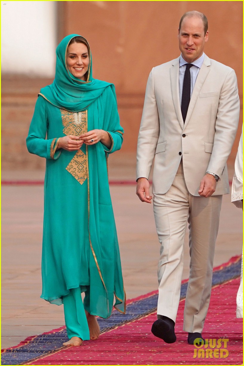 Kate Middleton Visits a Mosque in Pakistan in Traditional Attire with ...
