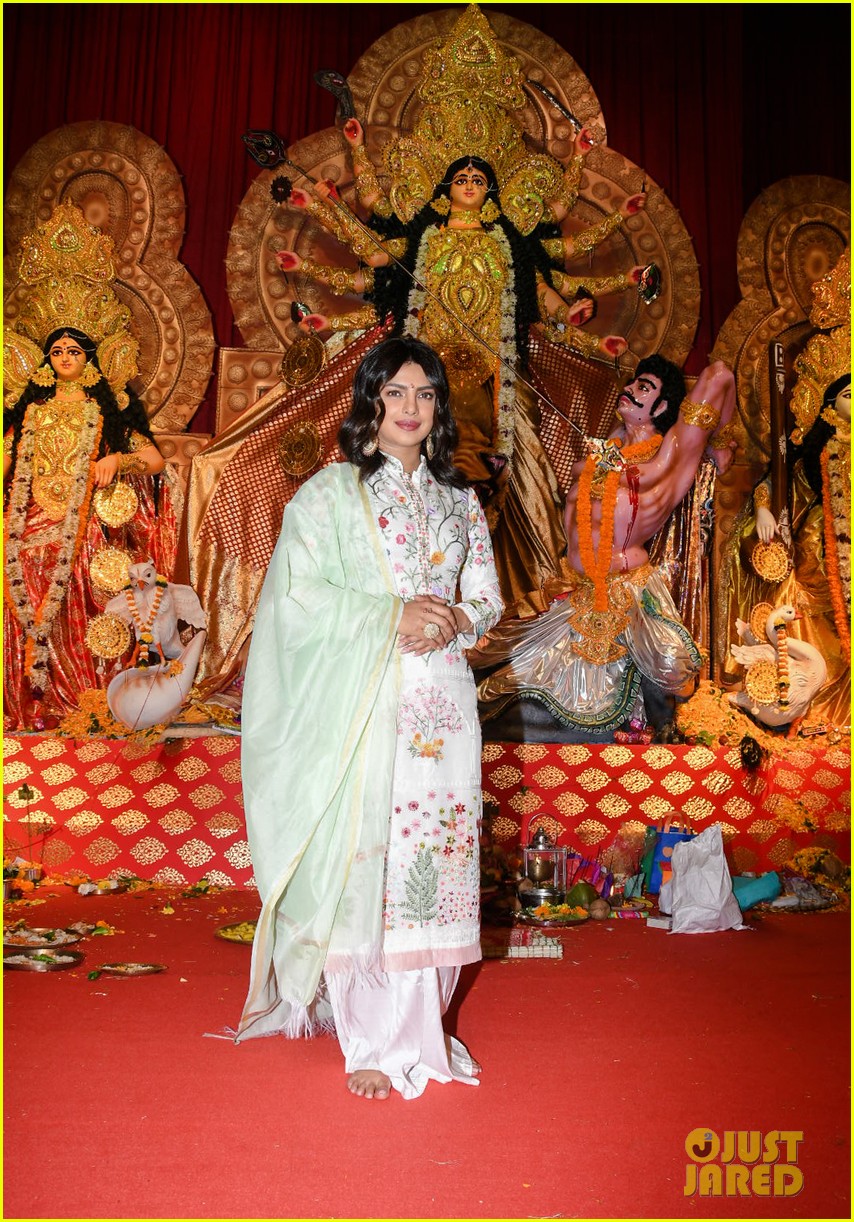 Priyanka Chopra Attends Durga Puja Celebration in Mumbai: Photo 4366741 | Priyanka Chopra Photos ...