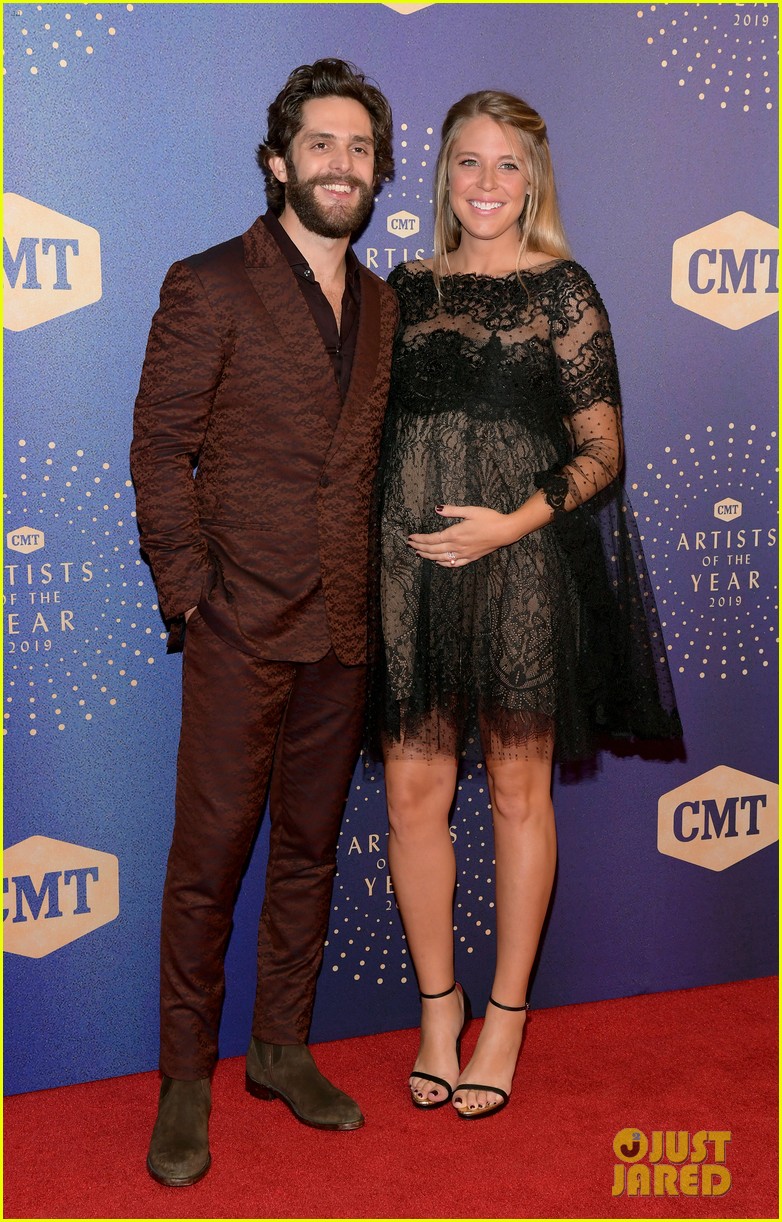 Thomas Rhett Gets Support From Pregnant Wife Lauren Akins at 2019 CMT ...