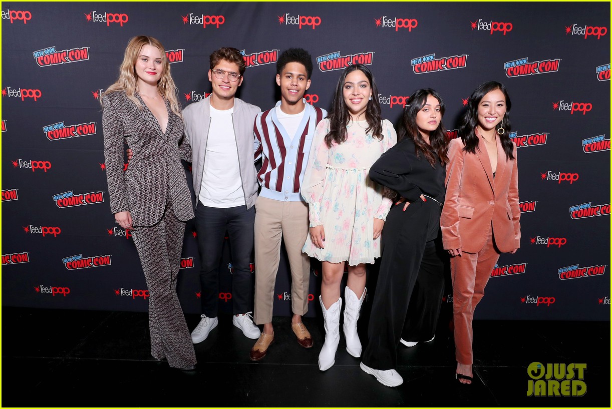 Gregg Sulkin & 'Marvel's Runaways' Cast Tease Upcoming Season 3 at New ...