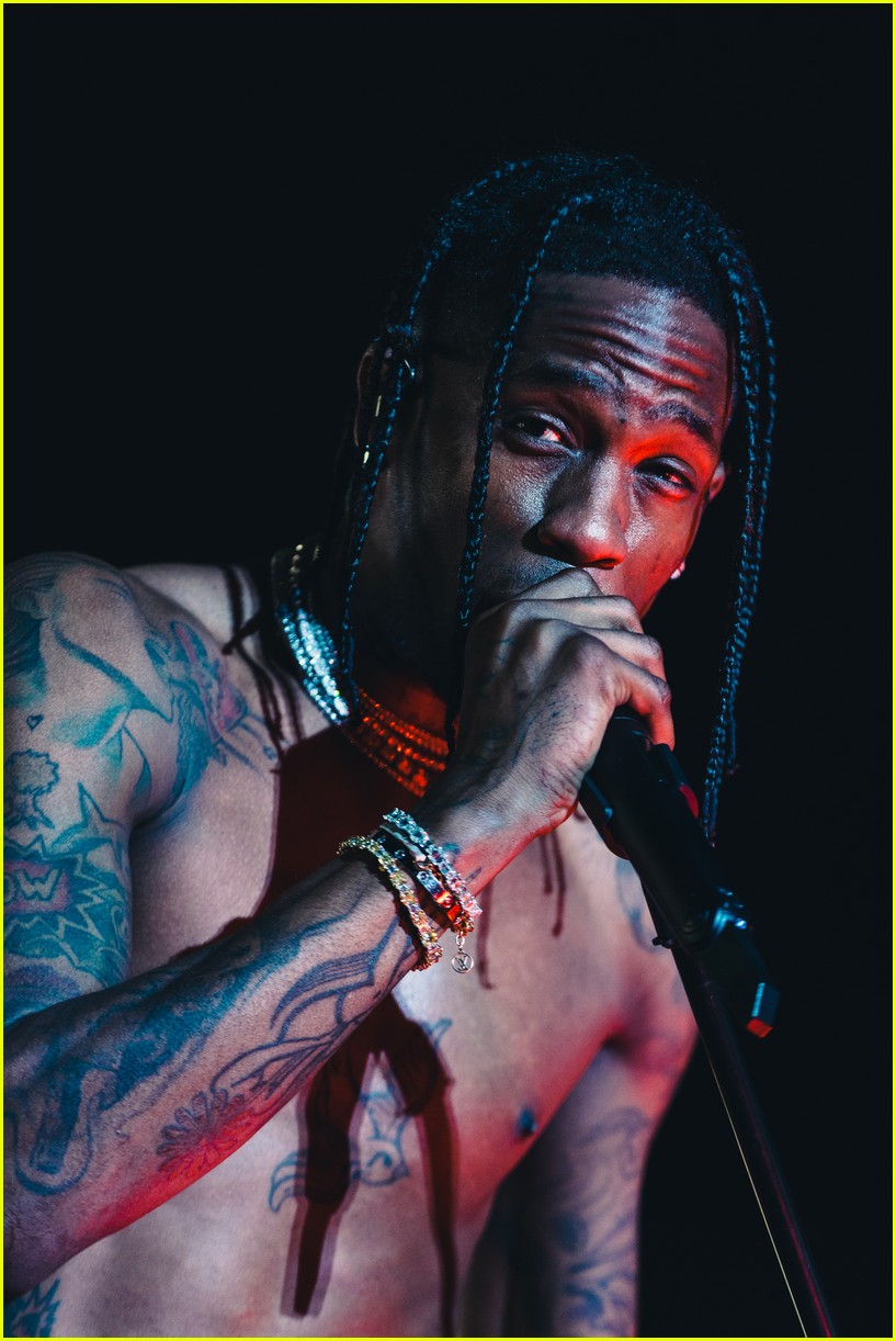 Travis Scott Injures Knee After Falling On Stage at Rolling Loud ...