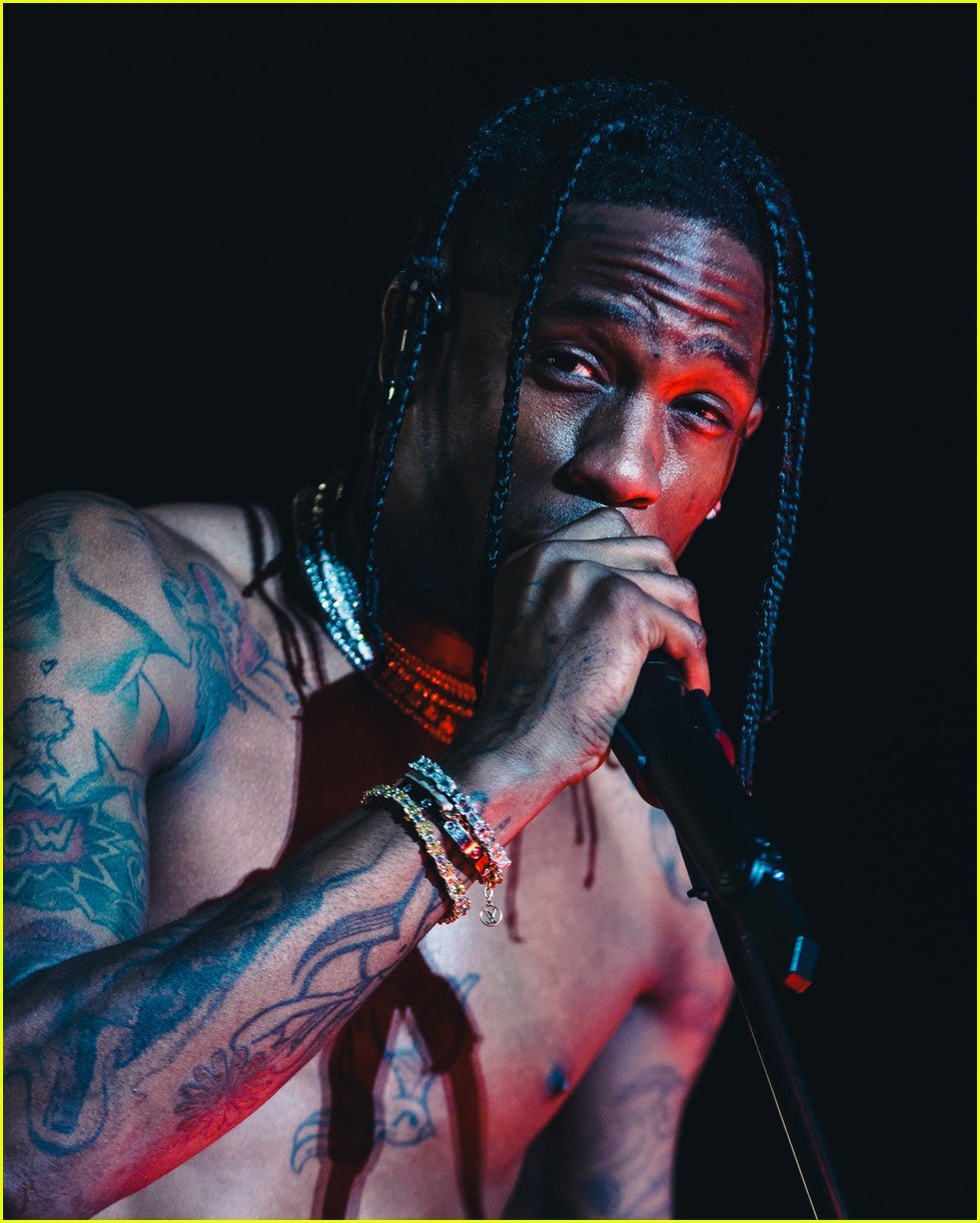 Travis Scott Injures Knee After Falling On Stage at Rolling Loud ...