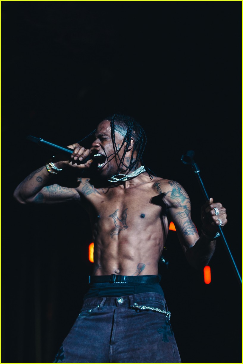 Travis Scott Injures Knee After Falling On Stage at Rolling Loud ...