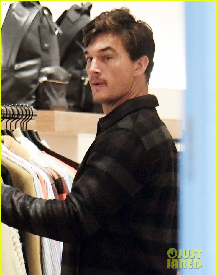Tyler Cameron Enjoys an Afternoon of Shopping in NYC: Photo 4383067 ...