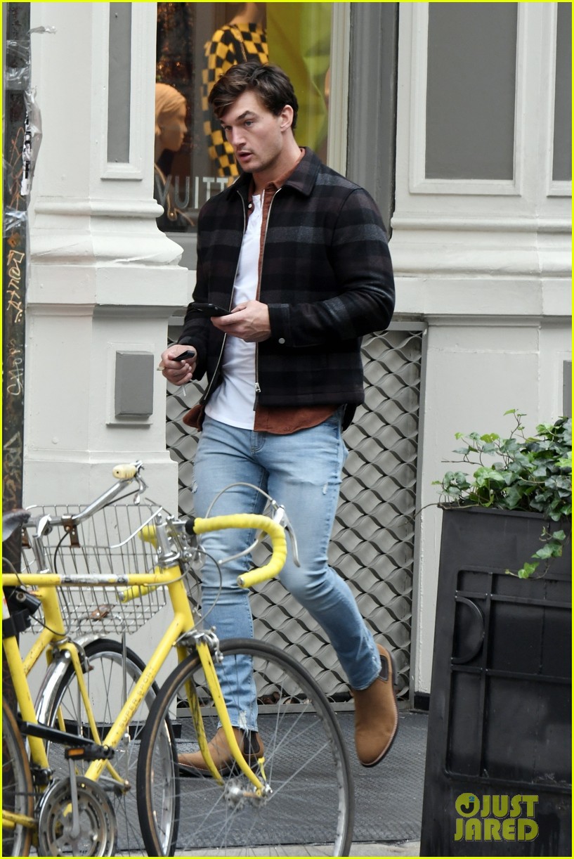 Tyler Cameron Enjoys an Afternoon of Shopping in NYC: Photo 4383068 ...