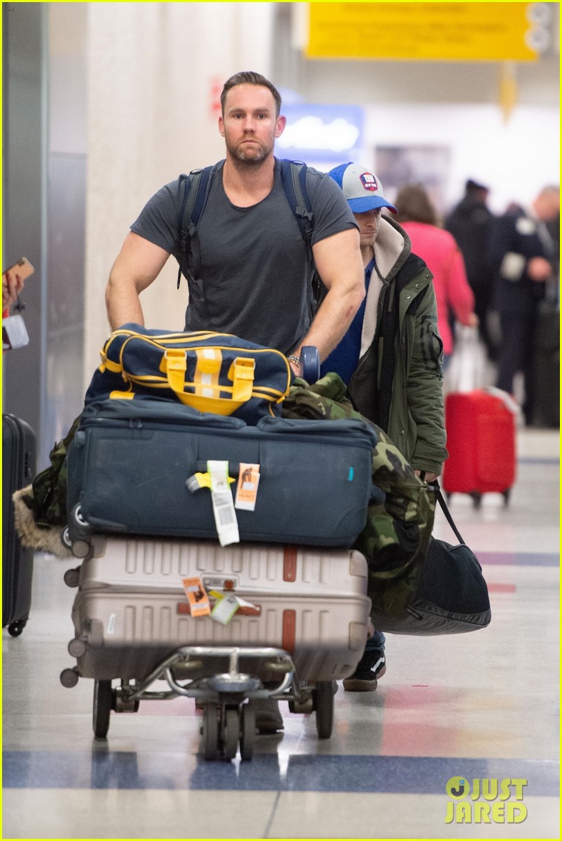 Daniel Radcliffe Arrives at JFK Airport With A Super Hot Bodyguard ...
