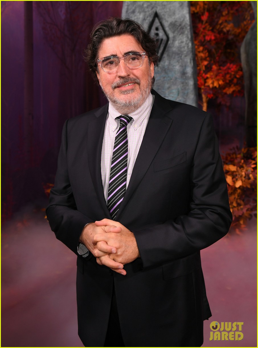 Idina Menzel, Kristen Bell, & 'Frozen 2' Cast Attend the Film's L.A ...