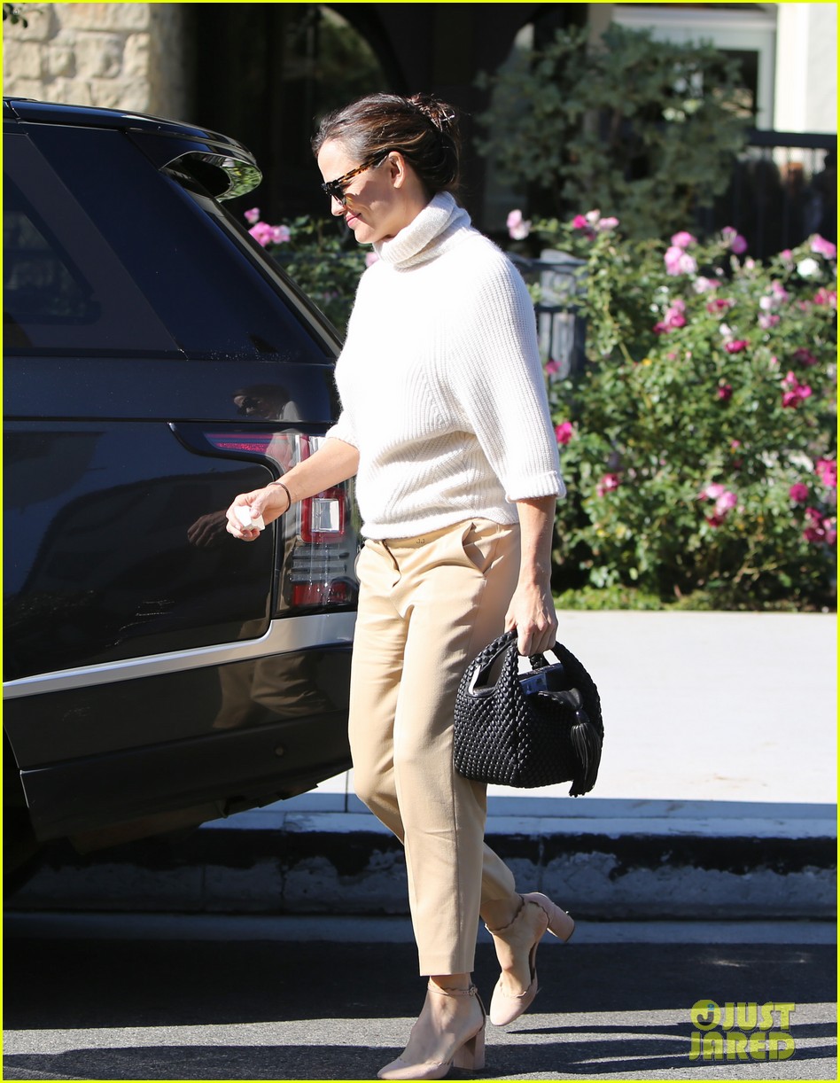 Jennifer Garner Shows Off Her Muscles While Hitting the Gym: Photo ...