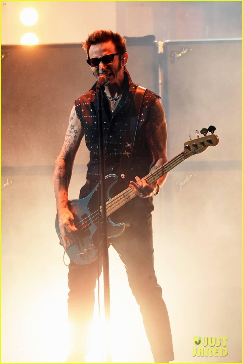 Green Day Performs "Father of All..." & "Basket Case" at AMAs 2019 ...