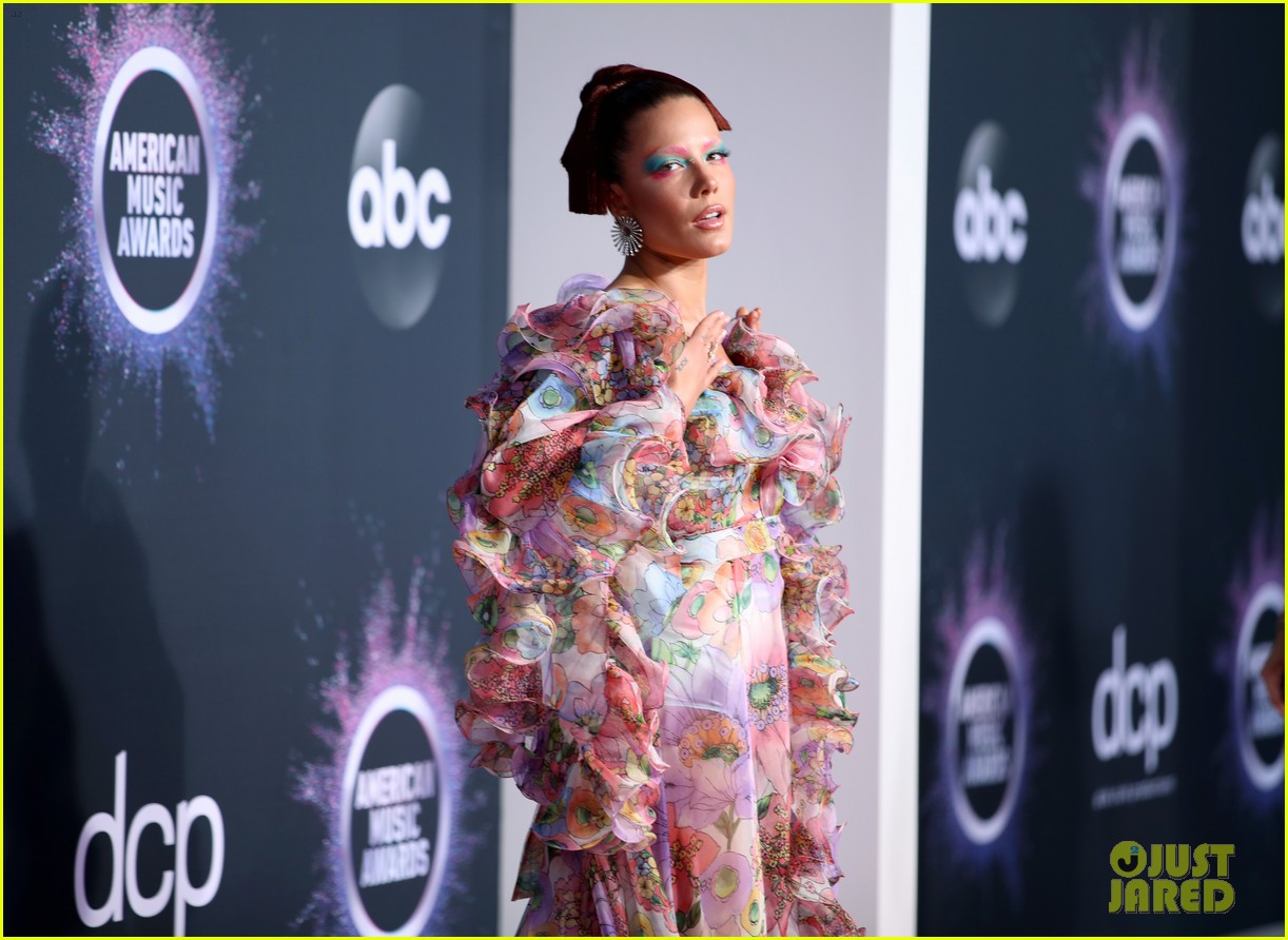 Halsey Dons Colorful Eye Makeup & Bleached Eyebrows While Arriving at ...