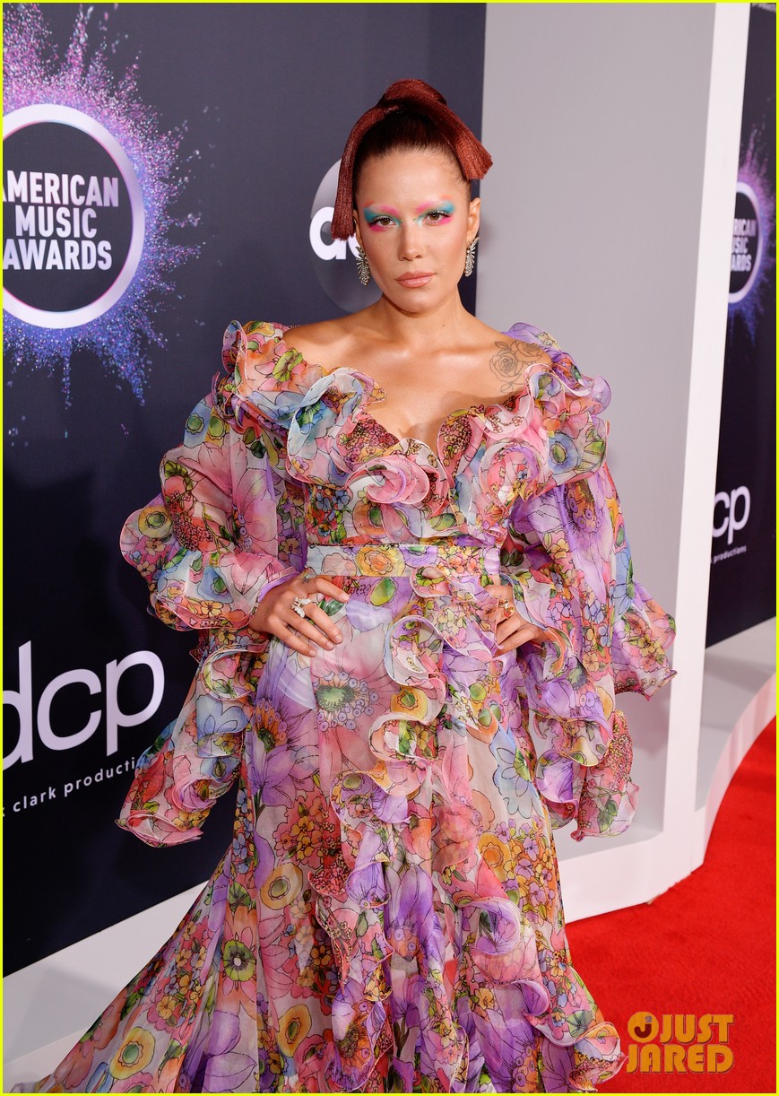 Halsey Dons Colorful Eye Makeup & Bleached Eyebrows While Arriving at ...