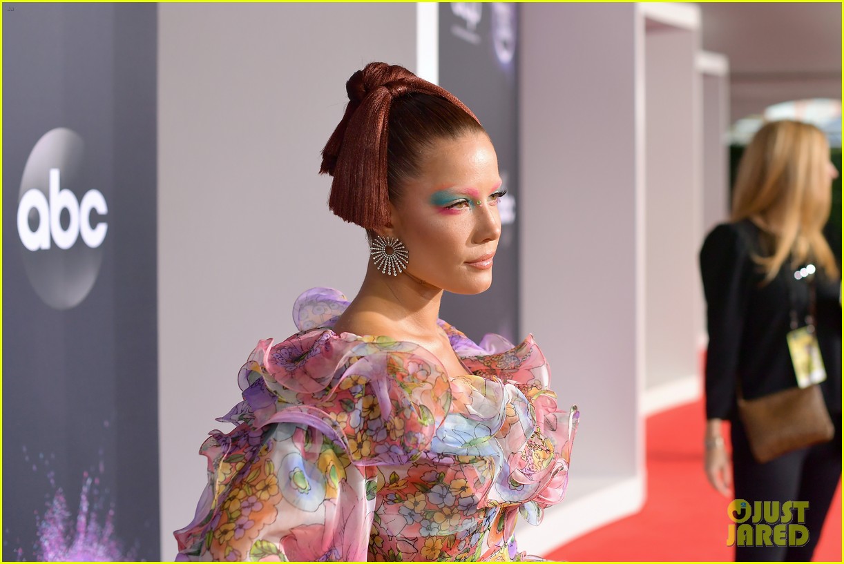 Halsey Dons Colorful Eye Makeup & Bleached Eyebrows While Arriving at ...