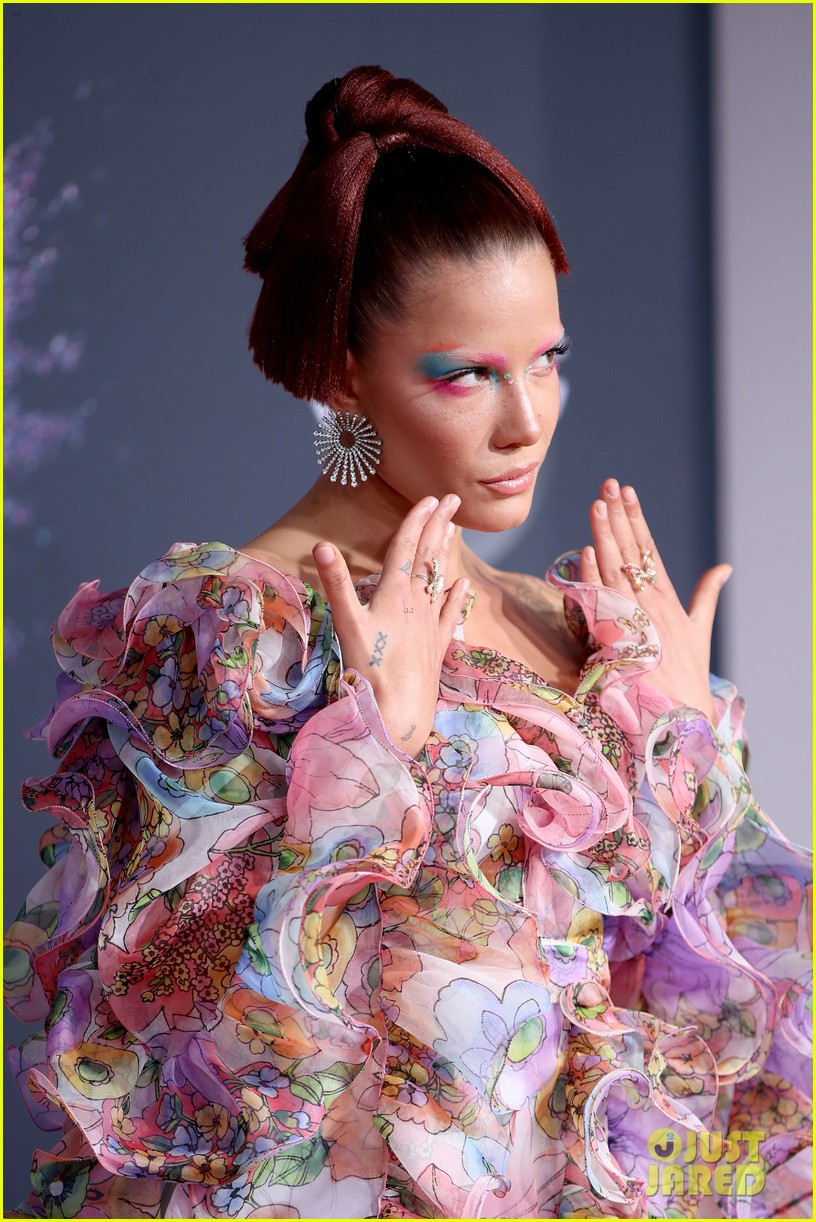 Halsey Dons Colorful Eye Makeup & Bleached Eyebrows While Arriving at ...