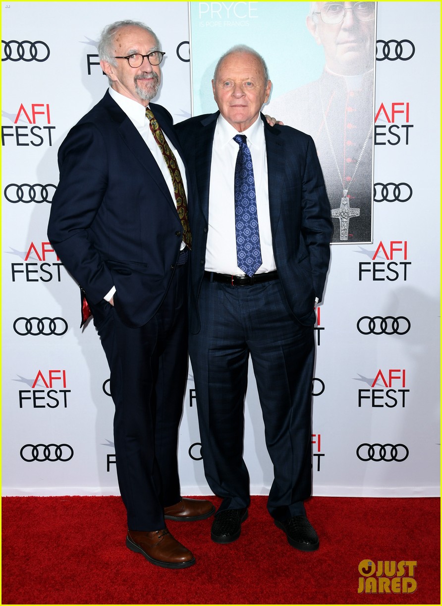 Jonathan Pryce & Anthony Hopkins Buddy Up at 'The Two Popes' Premiere ...