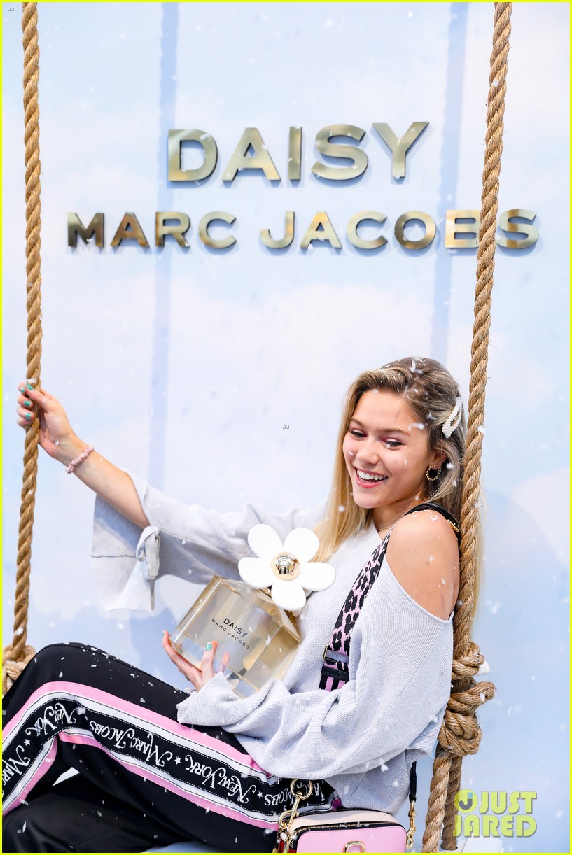 Kaia Gerber Hosts Marc Jacobs Daisy Event at Bryant Park's Carousel in ...