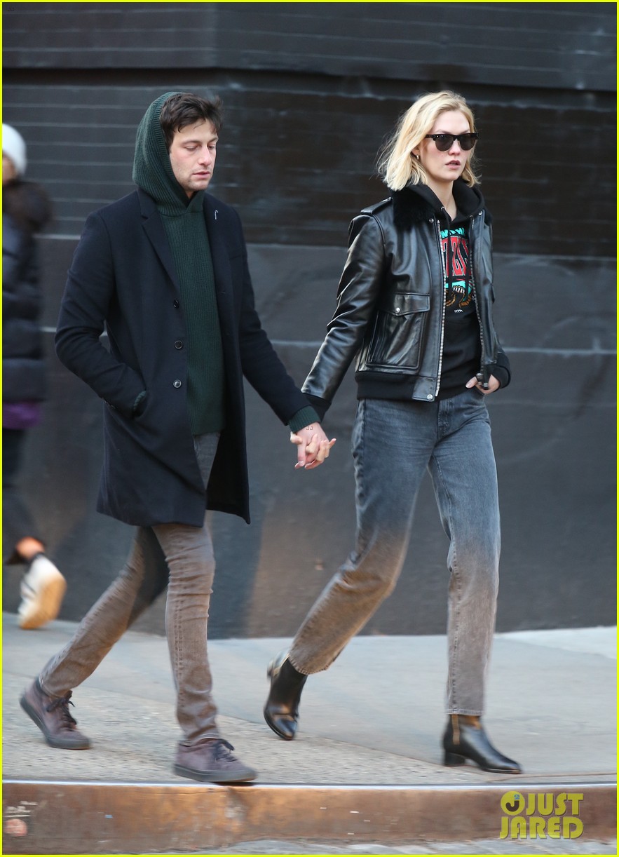 Karlie Kloss & Husband Joshua Kushner Step Out for Afternoon Stroll: Photo 4385375 | Photos ...