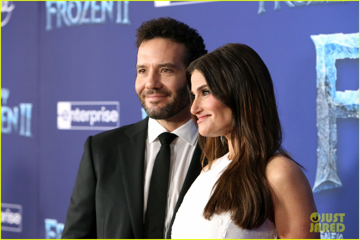 Idina Menzel & Husband Aaron Lohr Make Rare Red Carpet Appearance at ...