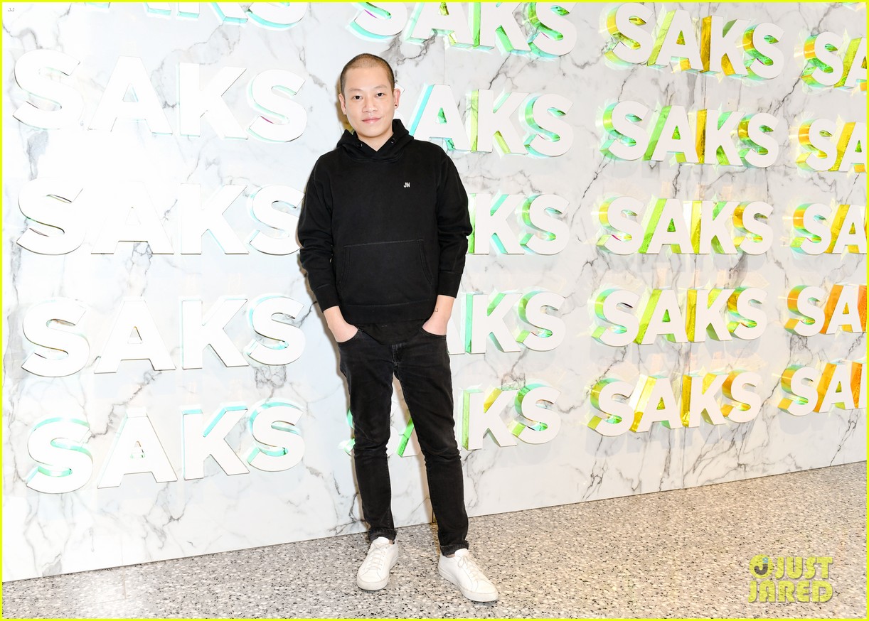 Idina Menzel Helps Unveil Saks Fifth Avenue 'Frozen 2' Window Display ...