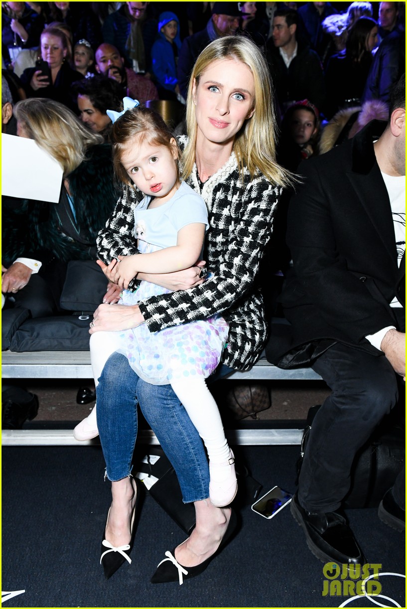 Idina Menzel Helps Unveil Saks Fifth Avenue 'Frozen 2' Window Display ...