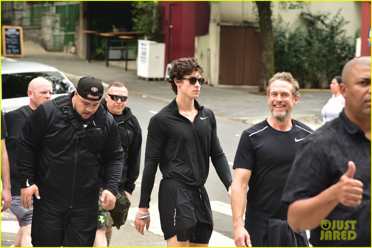 Shawn Mendes Steps Out With a Huge Security Entourage in Brazil: Photo ...