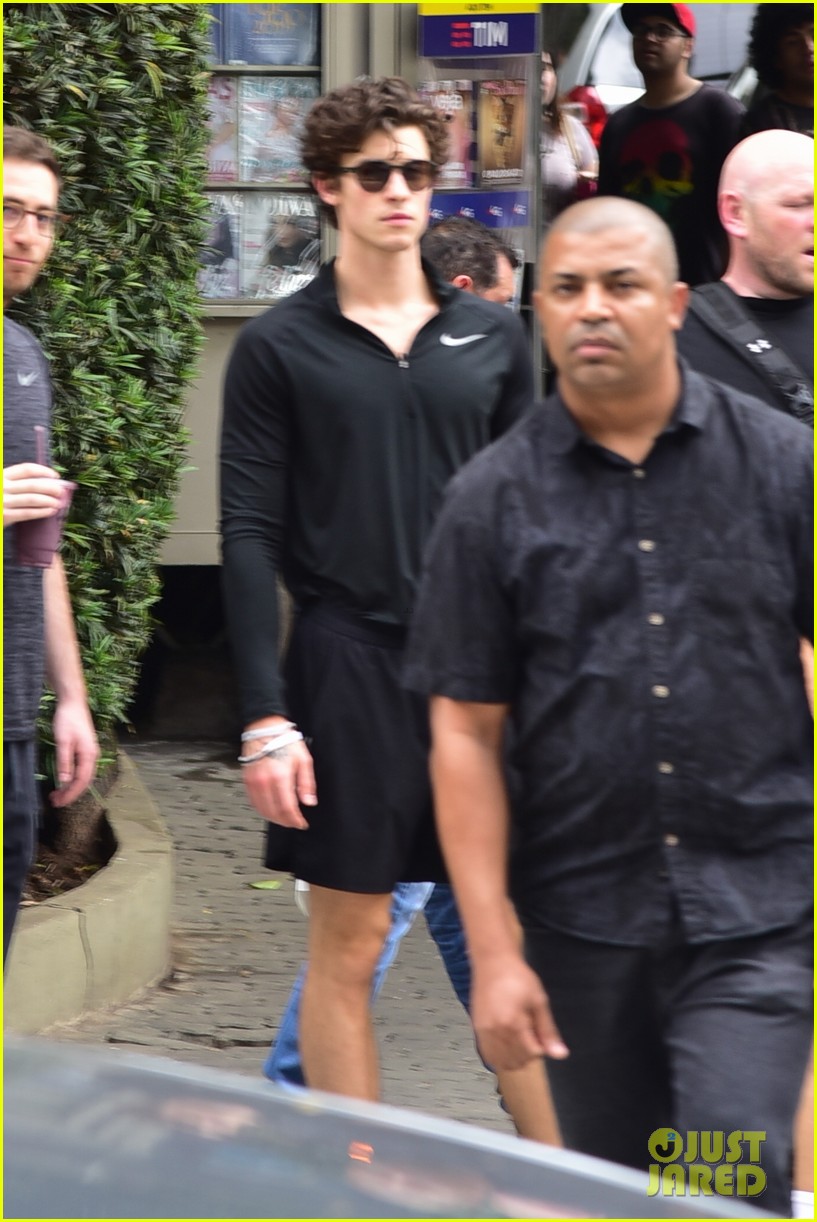 Shawn Mendes Steps Out With a Huge Security Entourage in Brazil: Photo ...