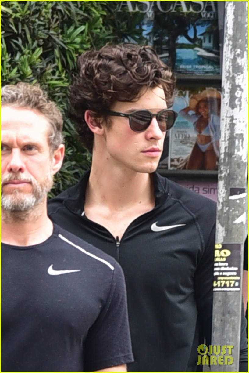 Shawn Mendes Steps Out With a Huge Security Entourage in Brazil: Photo ...