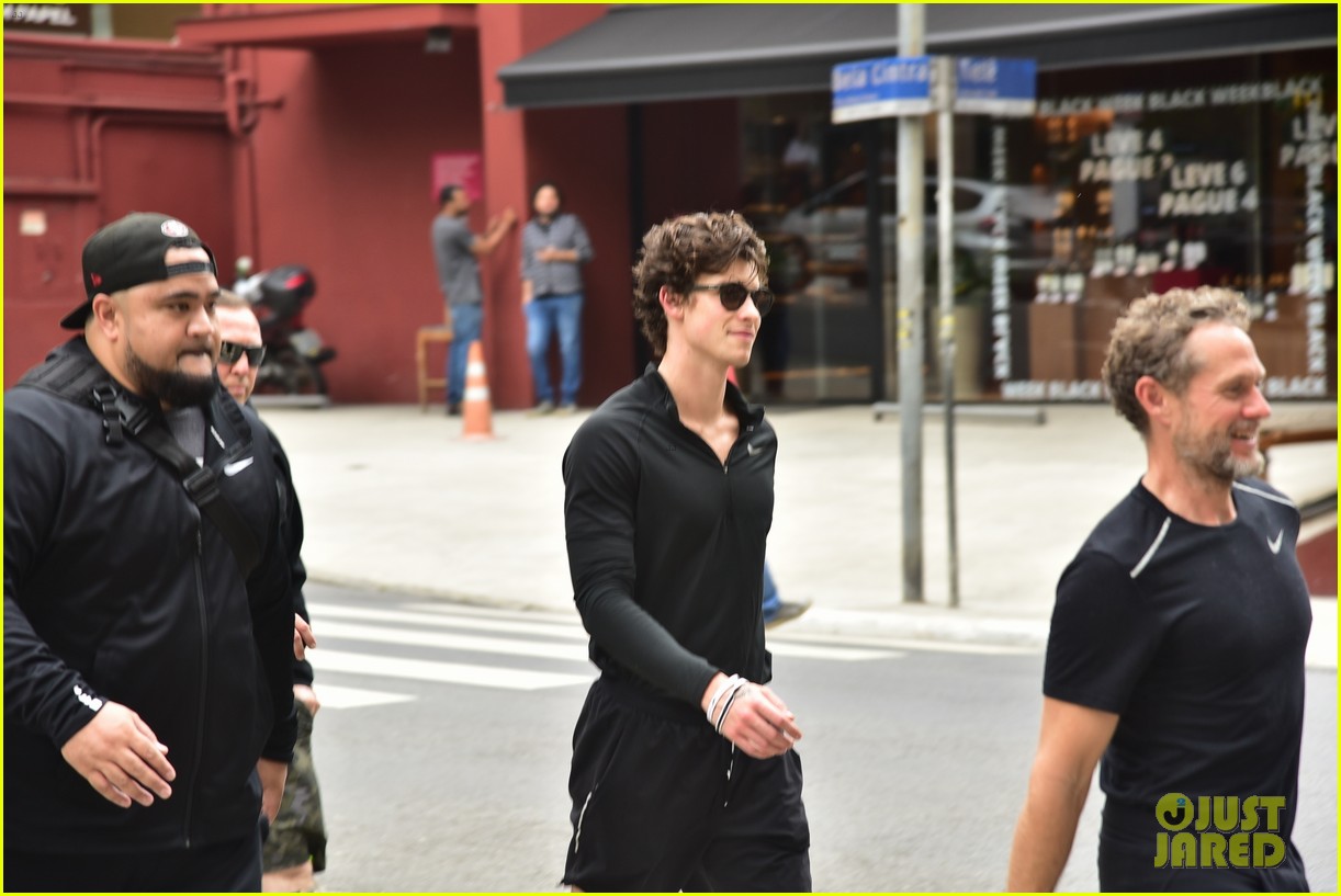 Shawn Mendes Steps Out With a Huge Security Entourage in Brazil: Photo ...