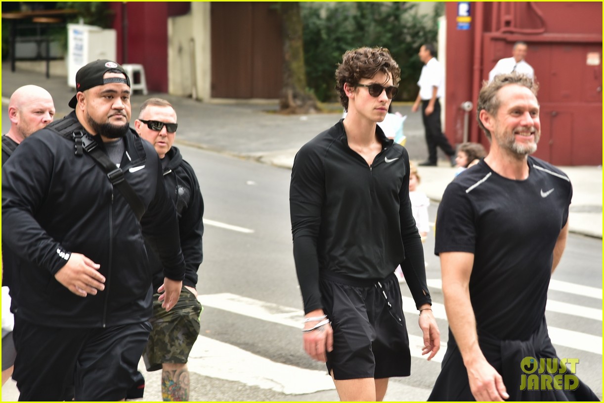 Shawn Mendes Steps Out With a Huge Security Entourage in Brazil: Photo ...