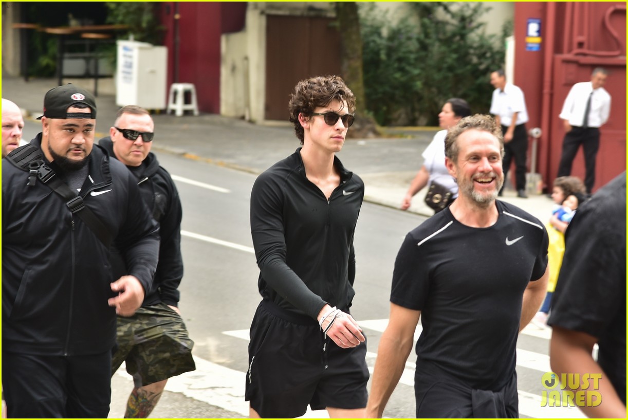 Shawn Mendes Steps Out With a Huge Security Entourage in Brazil: Photo ...