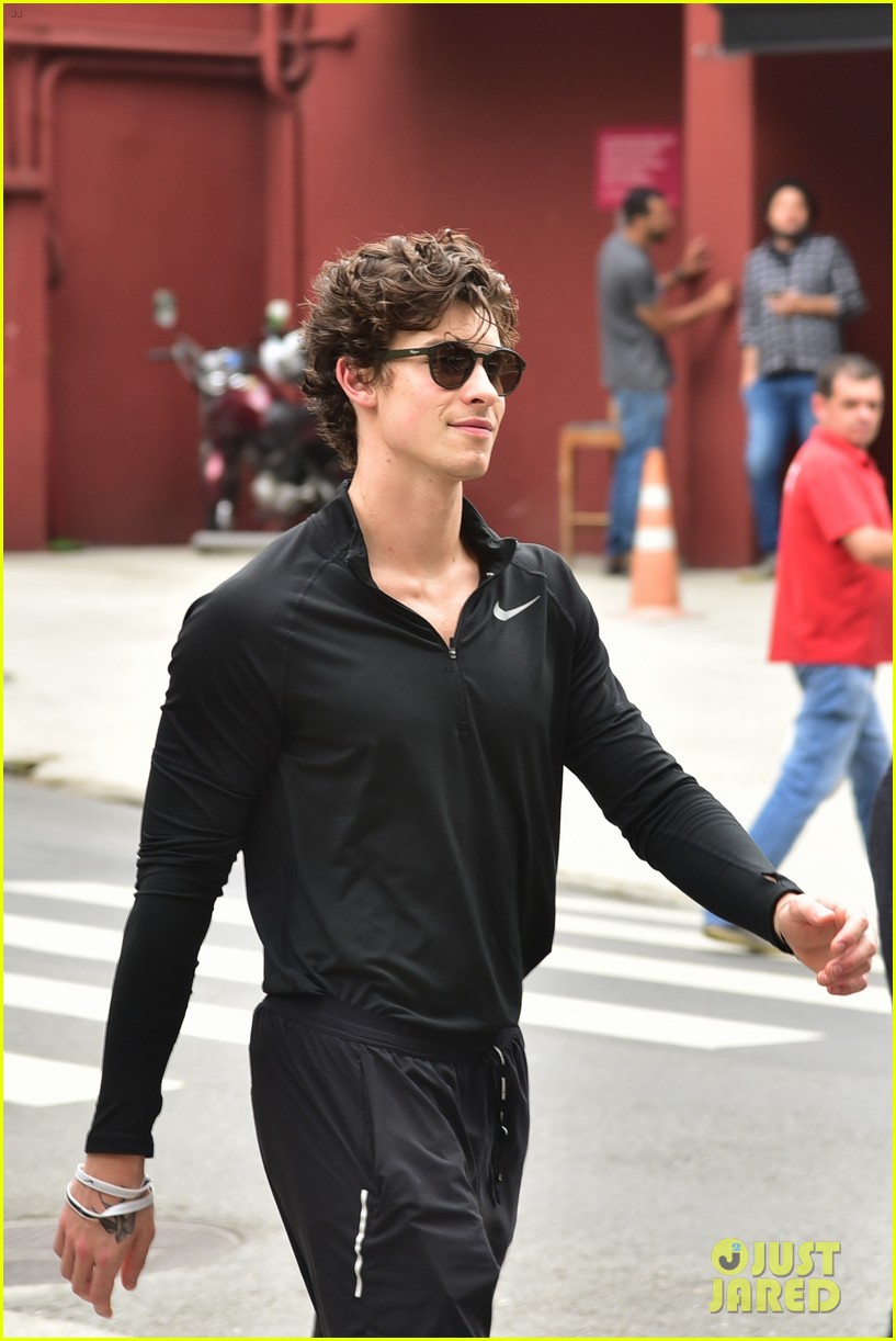 Shawn Mendes Steps Out With a Huge Security Entourage in Brazil: Photo ...