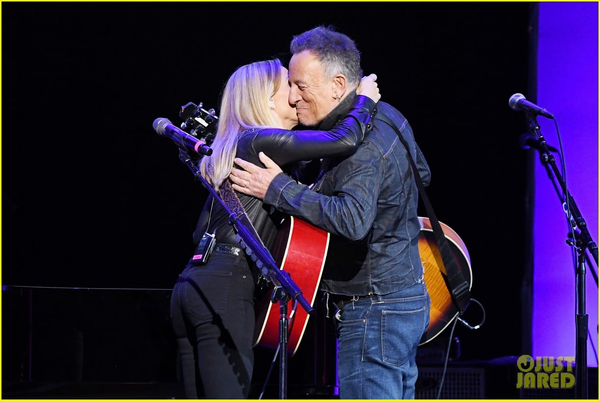 Bruce Springsteen & Sheryl Crow Duet for 'Stand Up for Heroes' Benefit ...