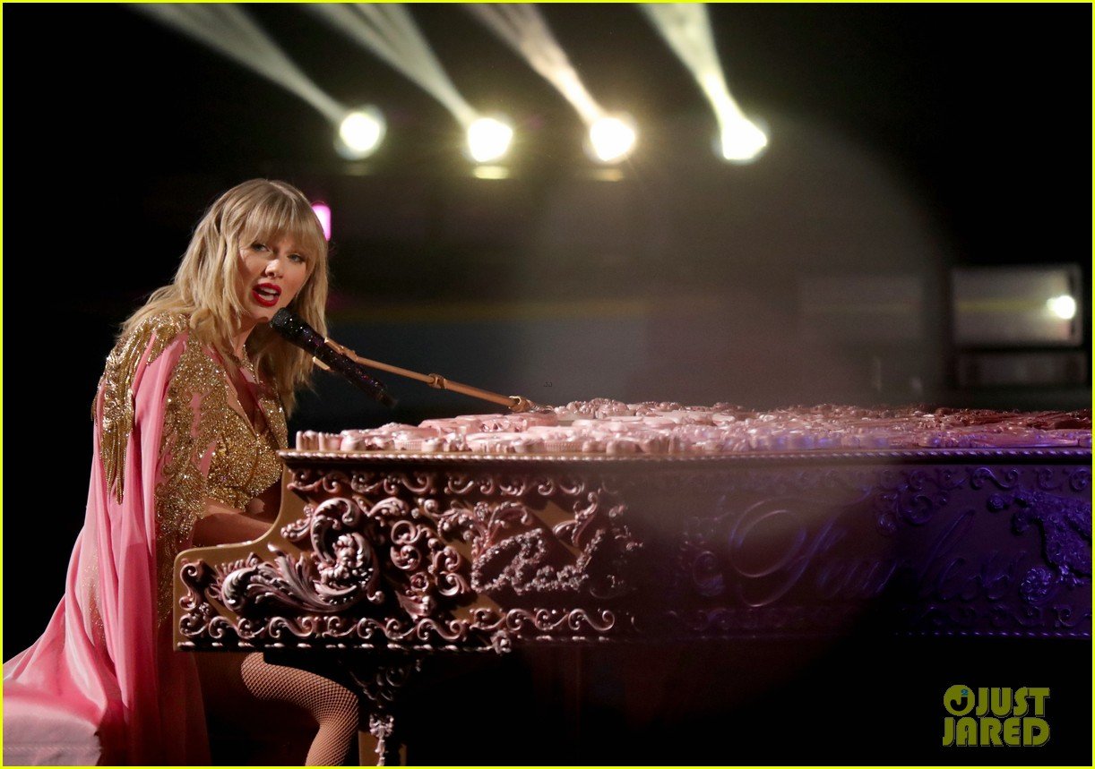 Photo: taylor swift american music awards performance 54 | Photo ...