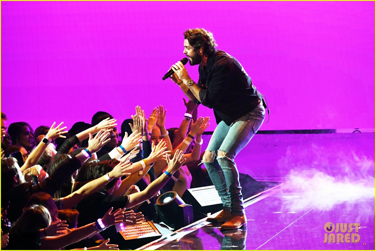 Thomas Rhett Performs 'Look What God Gave Her' at American Music Awards ...