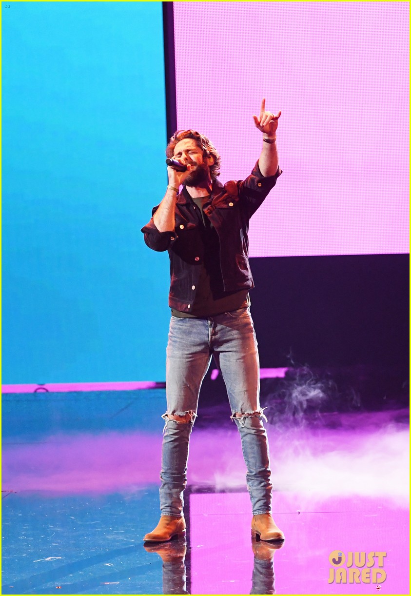 Thomas Rhett Performs 'Look What God Gave Her' at American Music Awards ...