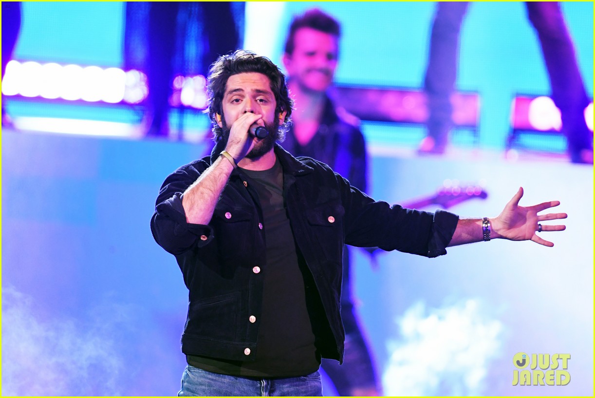 Thomas Rhett Performs 'Look What God Gave Her' at American Music Awards ...