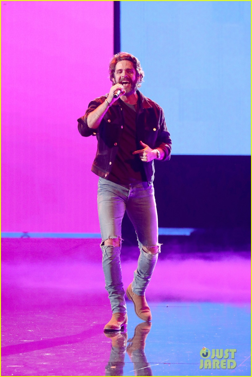 Thomas Rhett Performs 'Look What God Gave Her' at American Music Awards ...