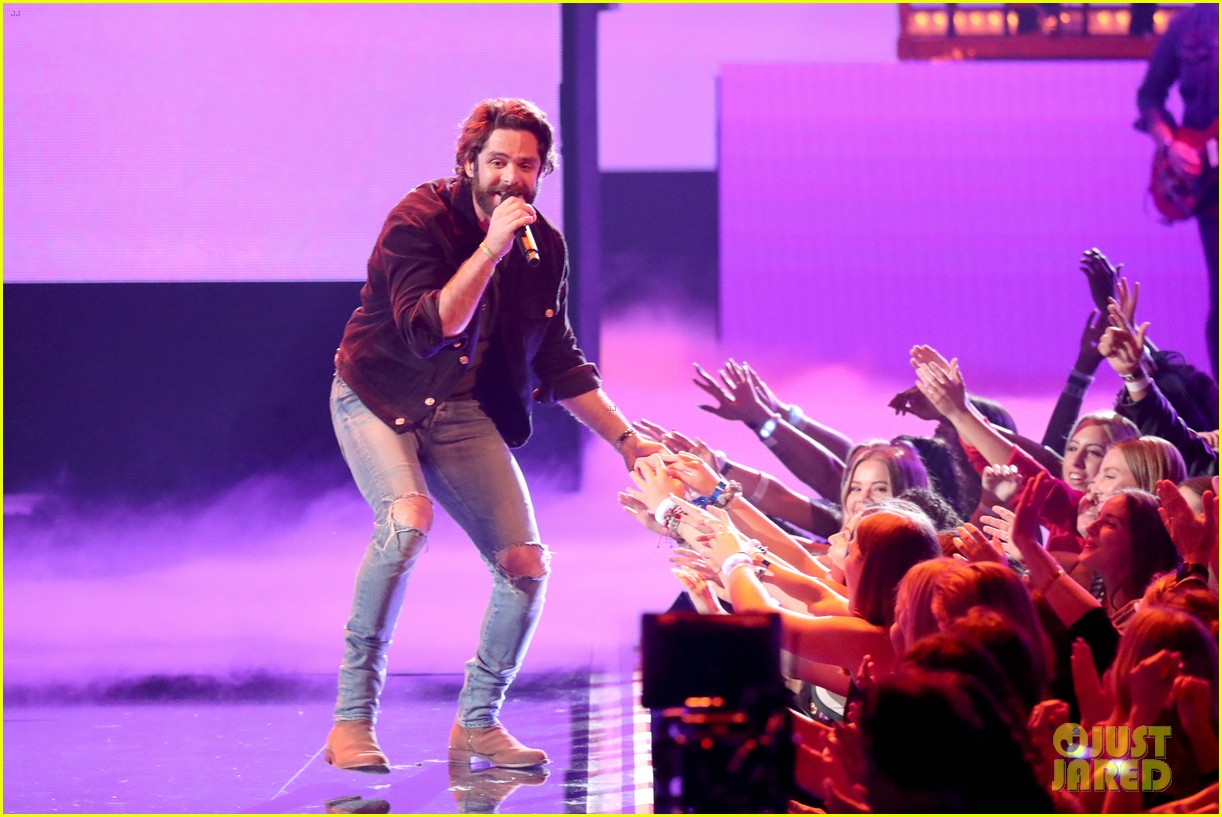 Thomas Rhett Performs 'Look What God Gave Her' at American Music Awards ...