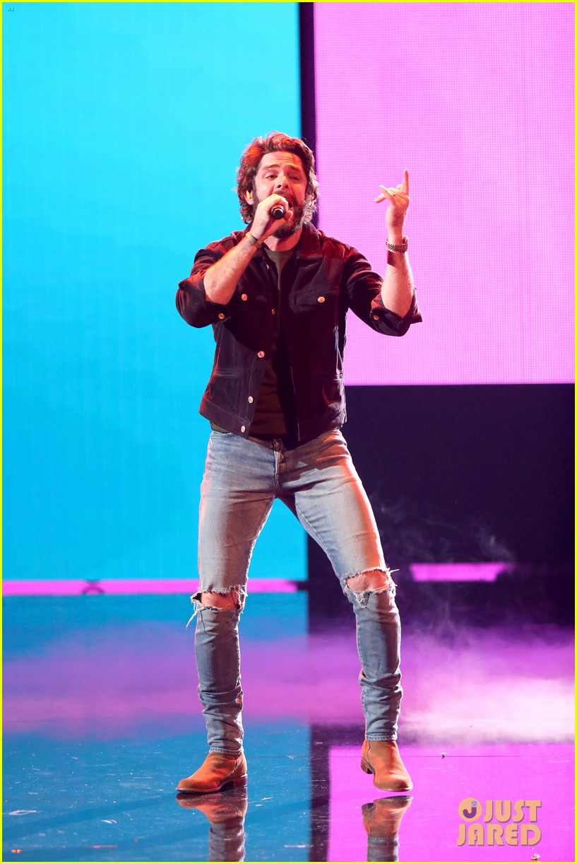 Thomas Rhett Performs 'Look What God Gave Her' at American Music Awards ...